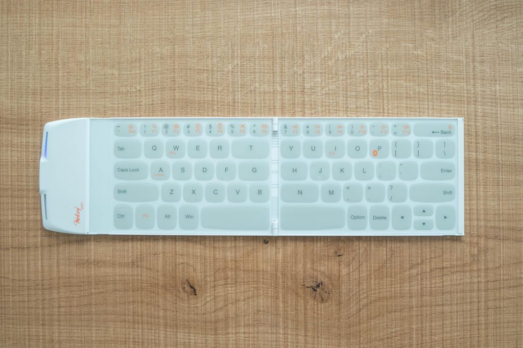 世界最小最薄を謳う Bluetooth キーボード「Wekey」レビュー。打鍵感がなく常用は難しい印象