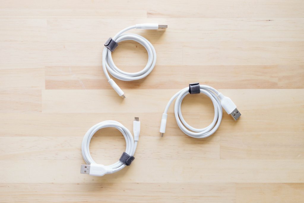 micro USB ケーブルを Anker の白で揃える。耐久性が高く急速充電に対応